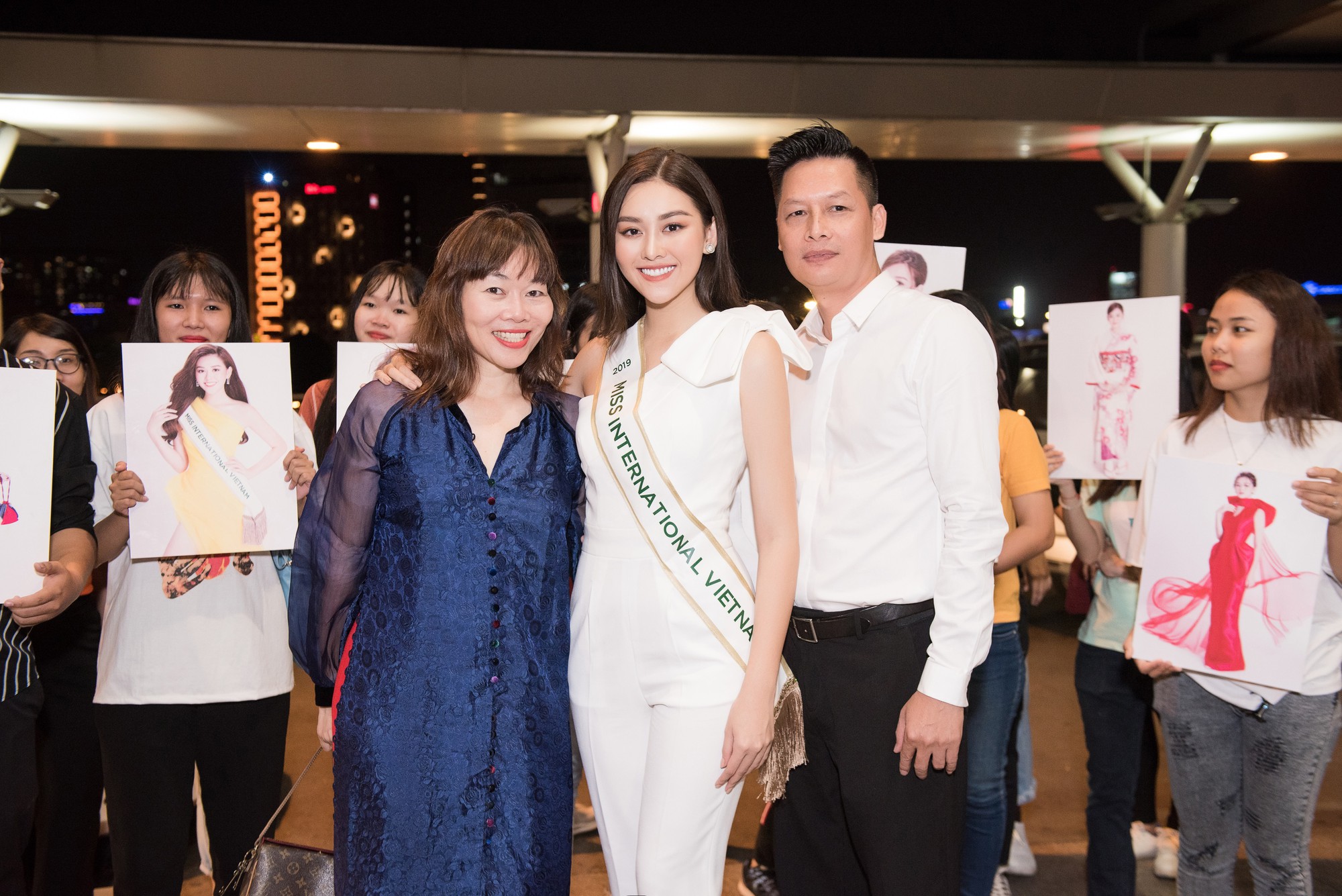 Tường San ôm chặt bố "soái ca", chào tạm biệt fan lên đường thi Hoa hậu ...