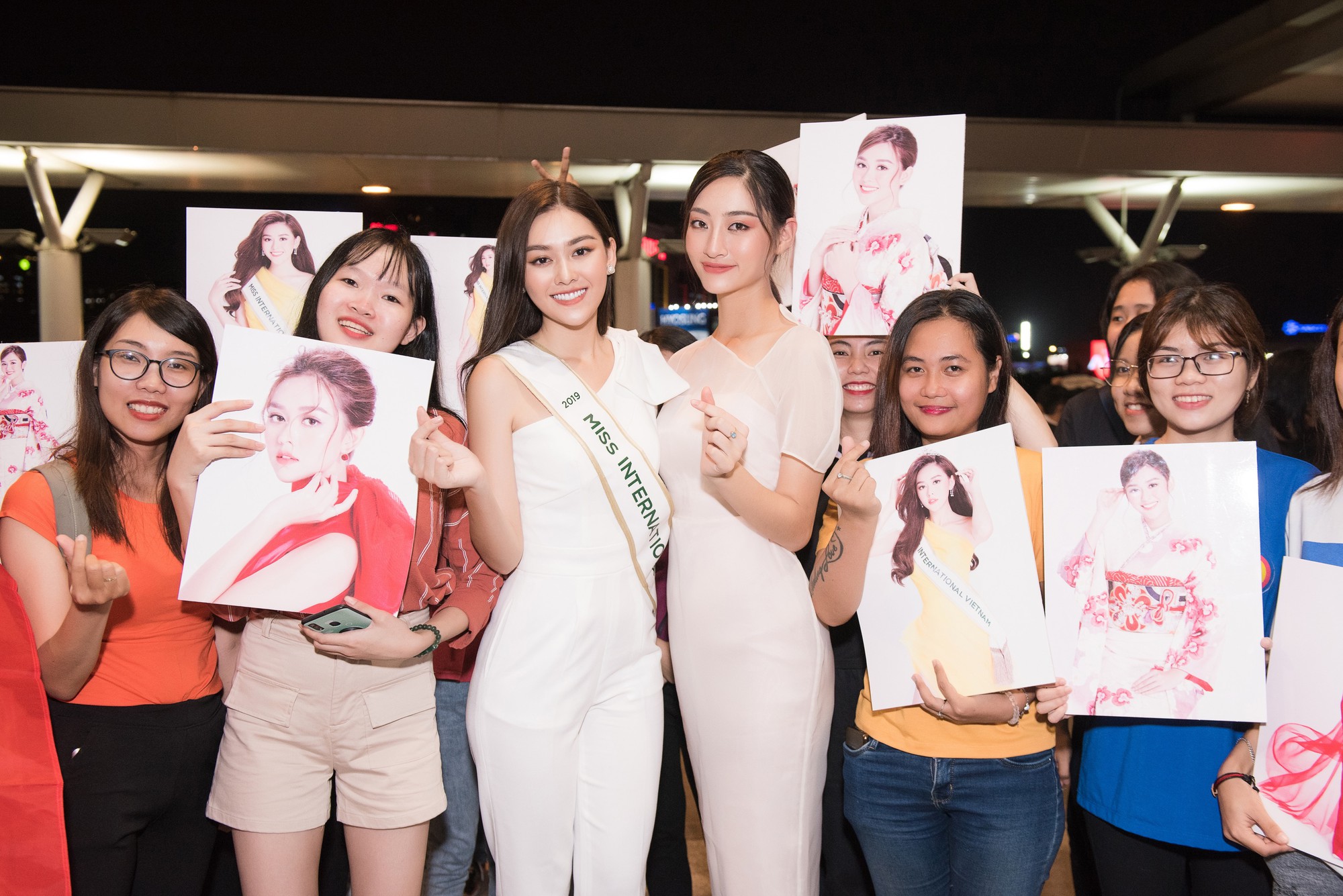 Tường San ôm chặt bố "soái ca", chào tạm biệt fan lên đường thi Hoa hậu ...