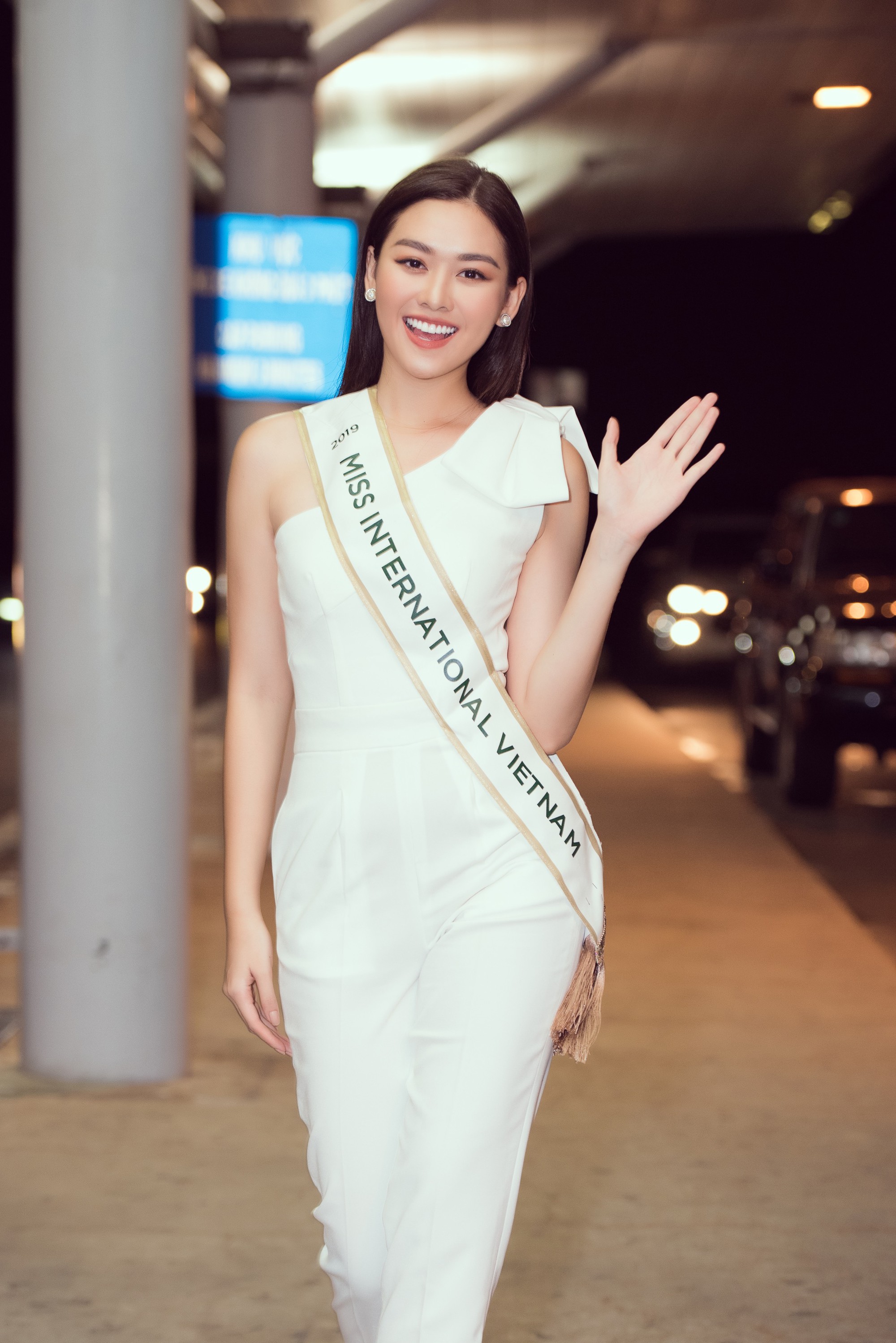 Tường San ôm chặt bố "soái ca", chào tạm biệt fan lên đường thi Hoa hậu ...