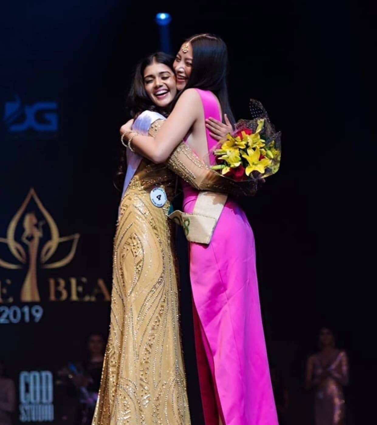 Phương Khánh trao vương miện cho Miss Earth India 2019