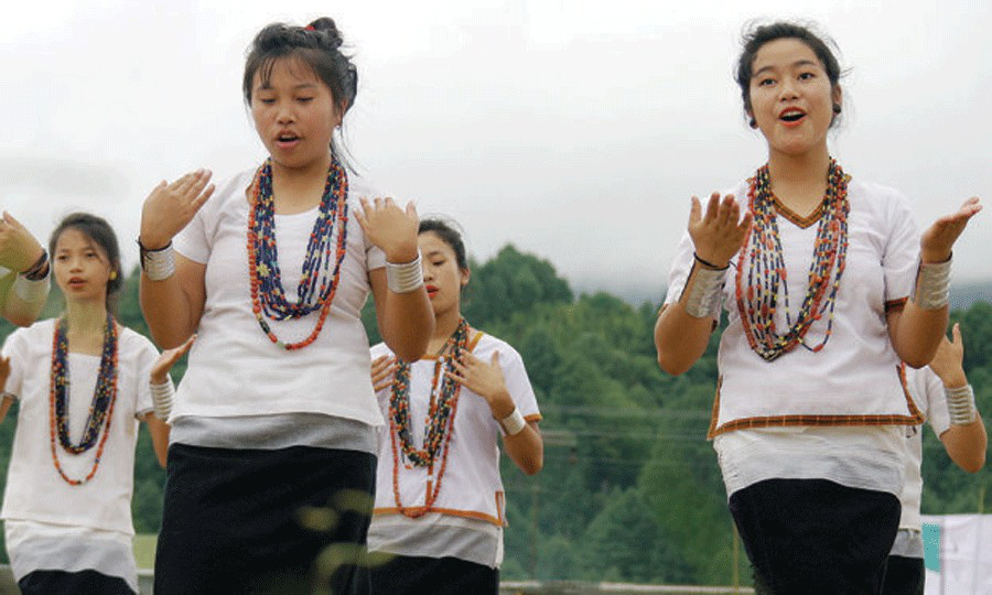 Làm đẹp kinh dị: "Cải tạo" bản thân, đục mũi, thủng môi để đẹp