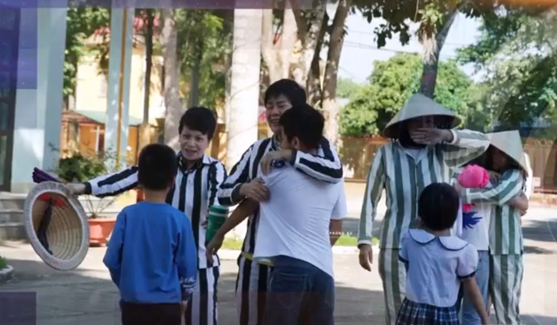 Những đứa trẻ lớn lên trong trại giam