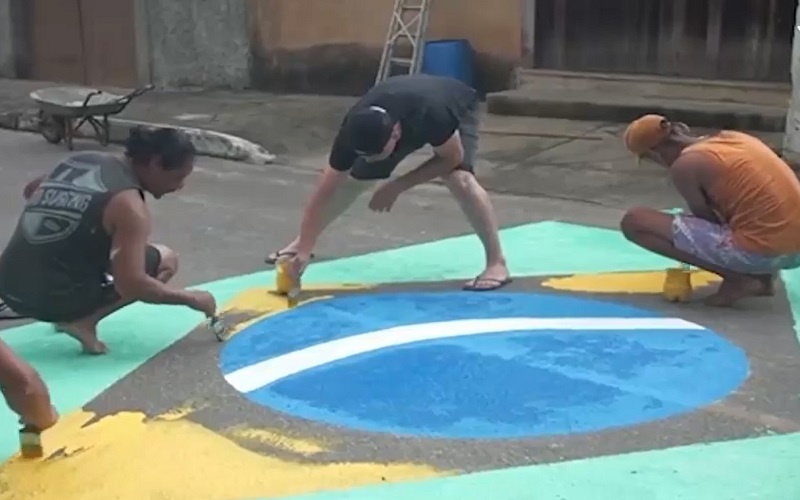 Người dân Brazil trang trí đường phố trước thềm World Cup