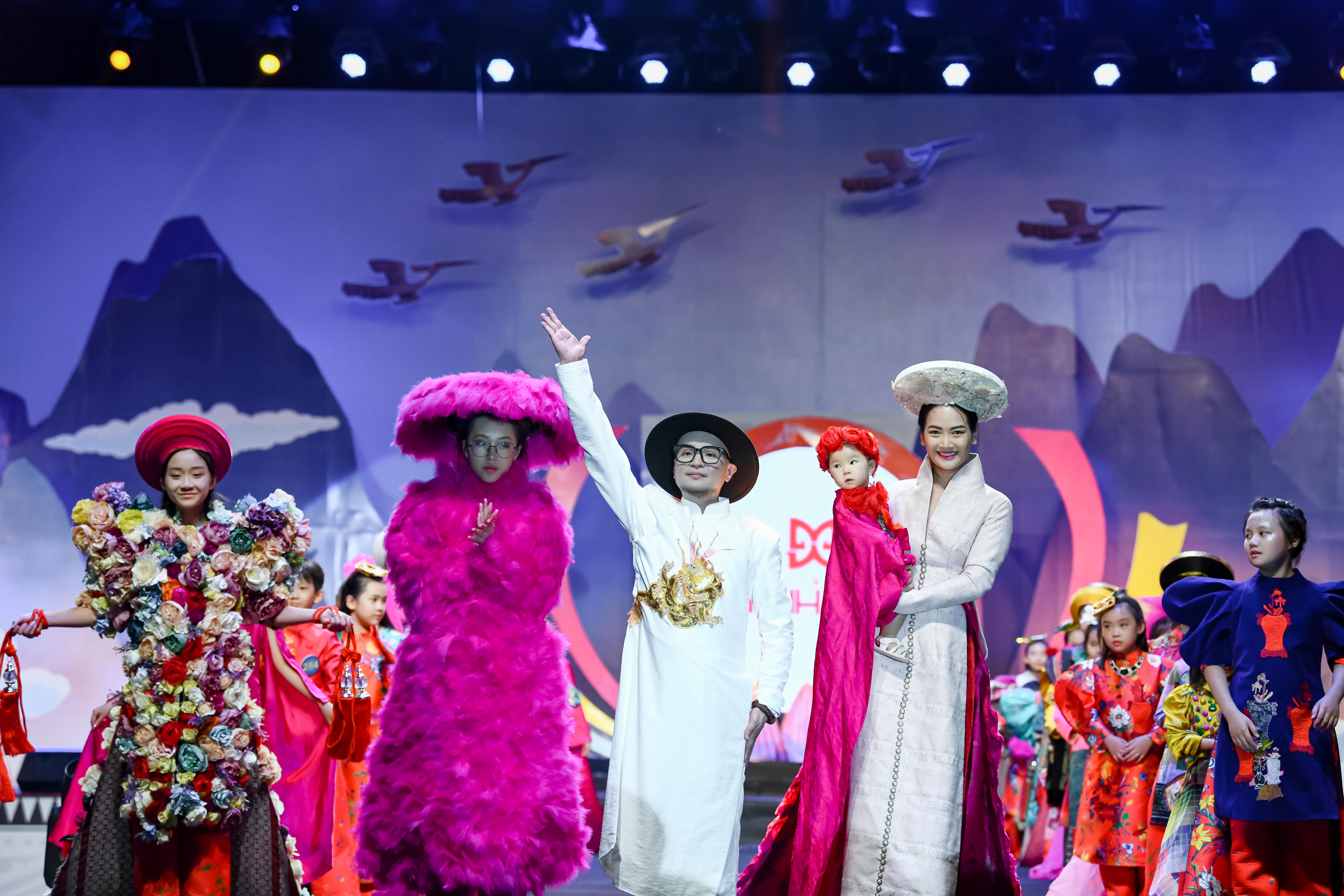 NTK Sĩ Hoàng và David Minh Đức nhận giải "Cống hiến cho Áo dài Việt"