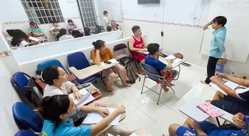 Lớp học miễn phí của thầy giáo công nhân