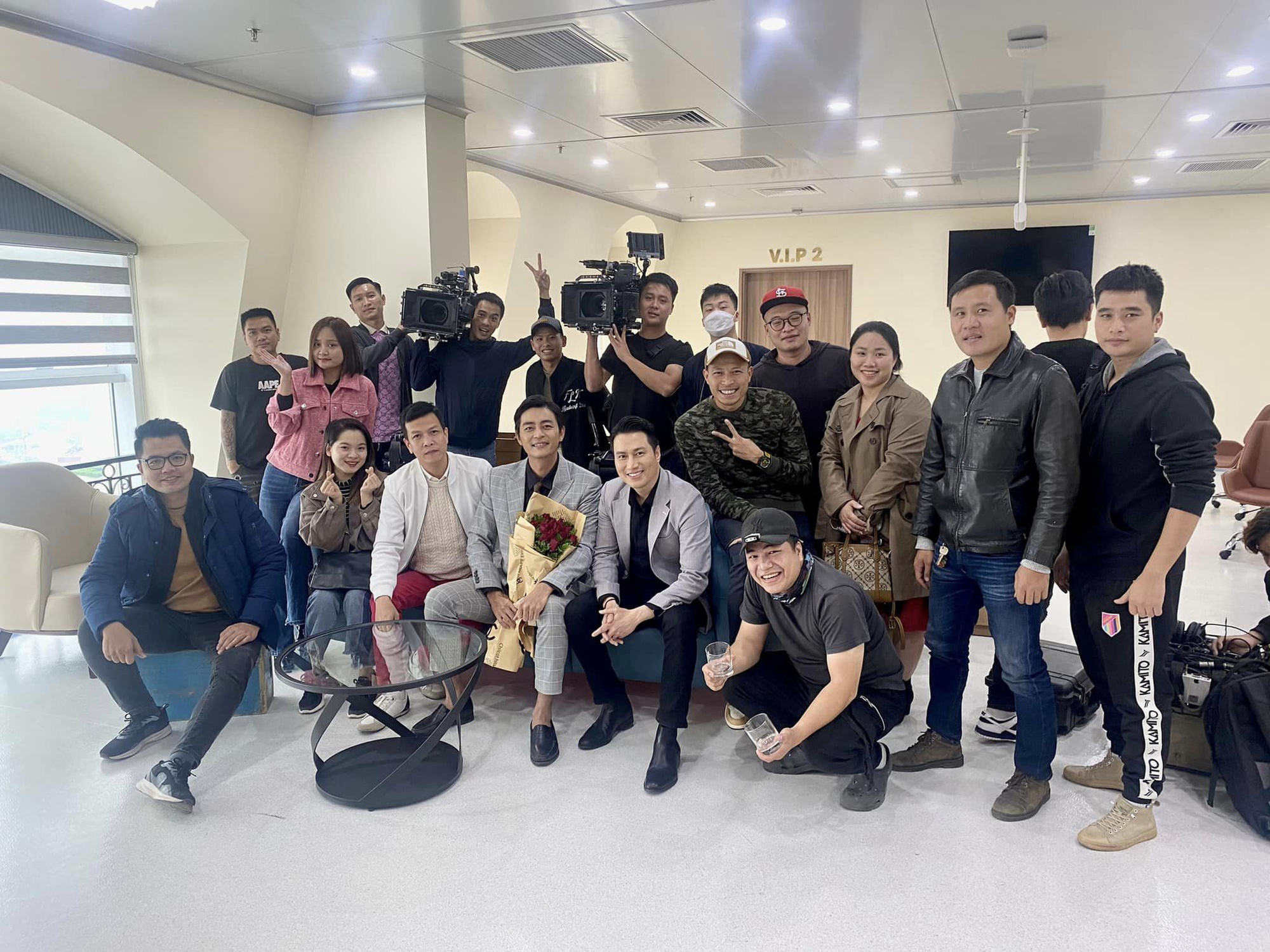 Dàn diễn viên "Hành trình công lý" bùi ngùi chia tay sau 7 tháng