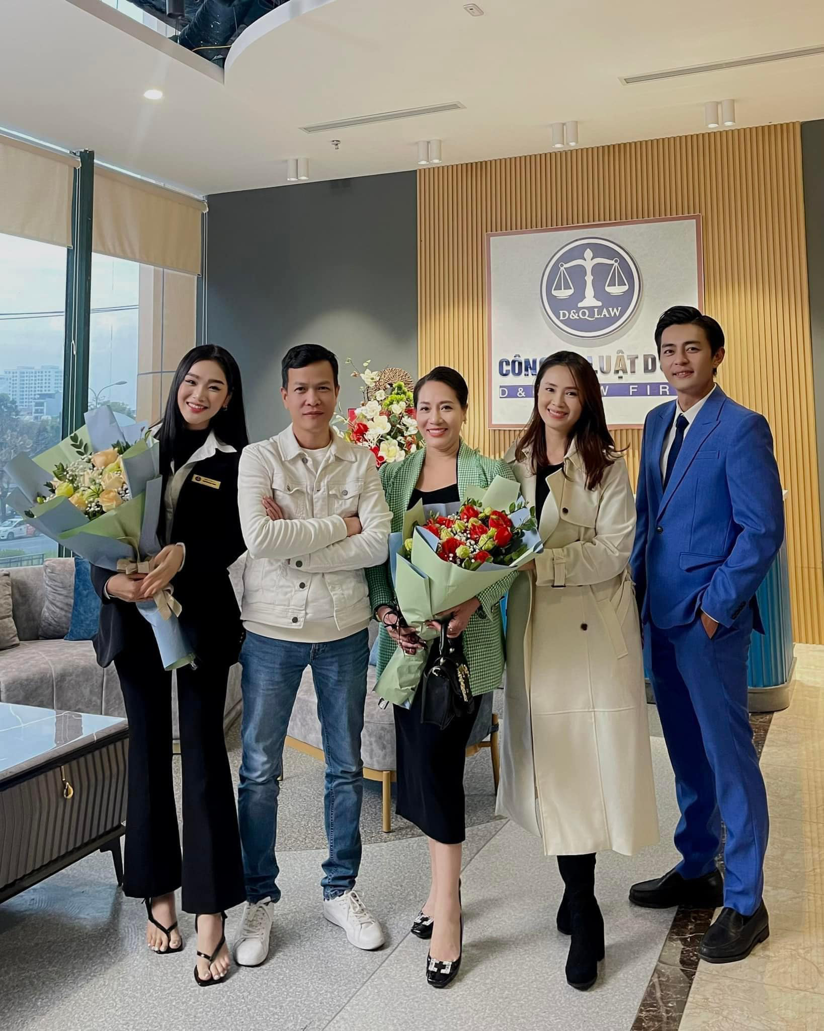 Dàn diễn viên "Hành trình công lý" bùi ngùi chia tay sau 7 tháng