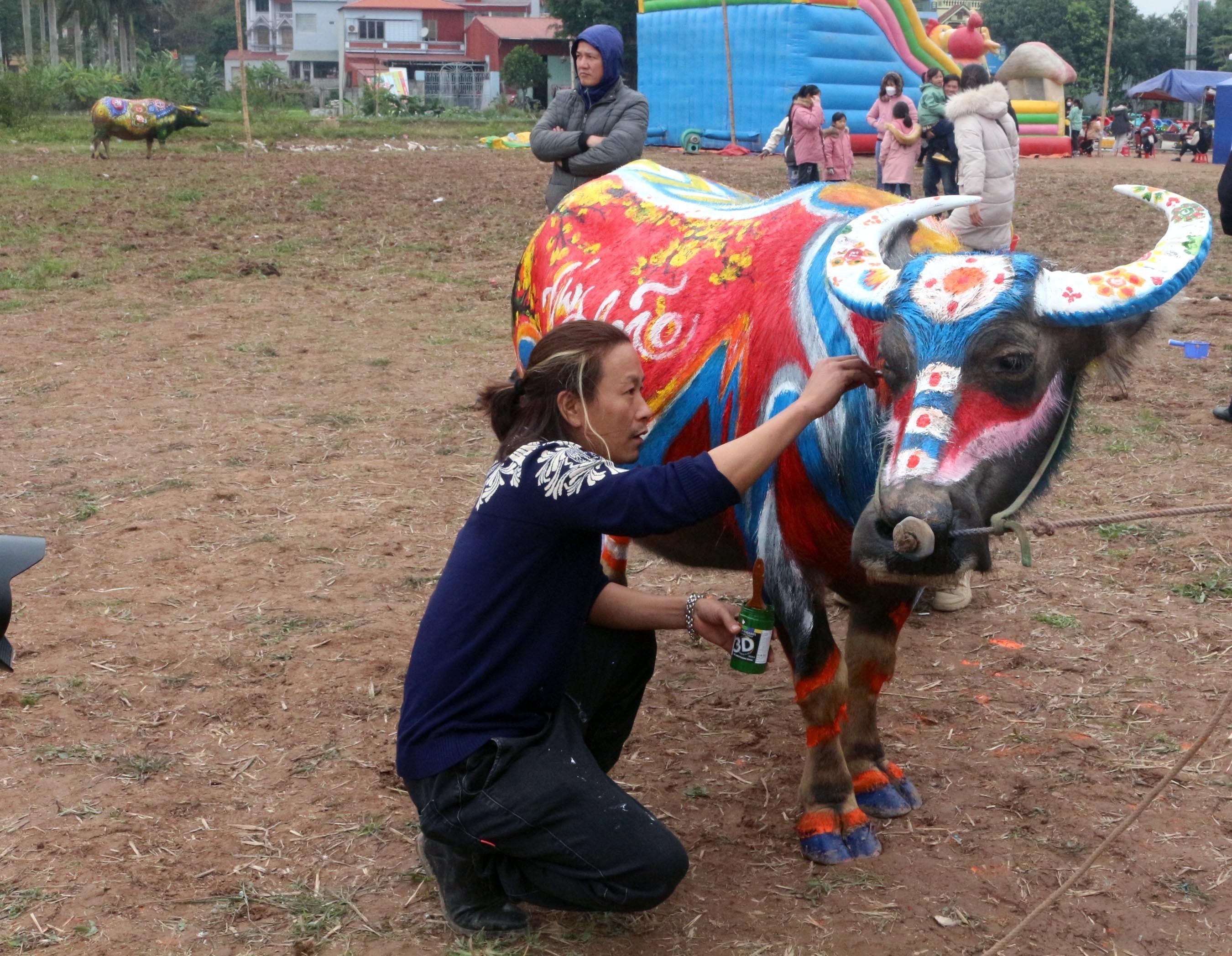 Hội thi vẽ trang trí trâu Lễ hội Tịch điền Đọi Sơn 2023 | VTV.VN