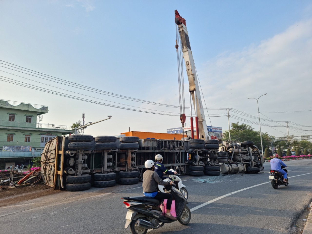 Xe container chở phế liệu bị lật, chắn ngang đường vào Cảng Cái Mép ...