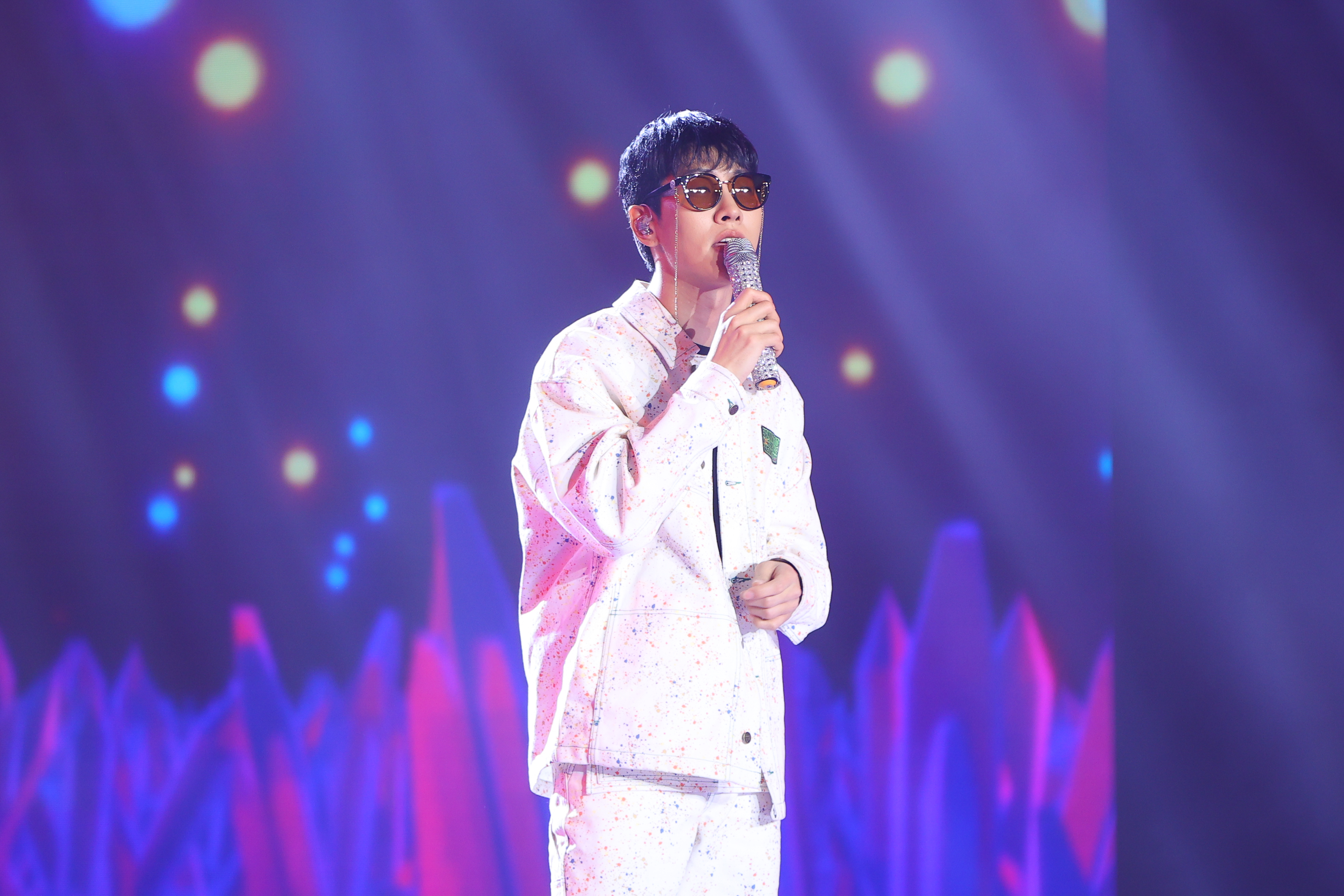 Shaun xuất hiện tại The Heroes, làm mới bản hit Way Back Home