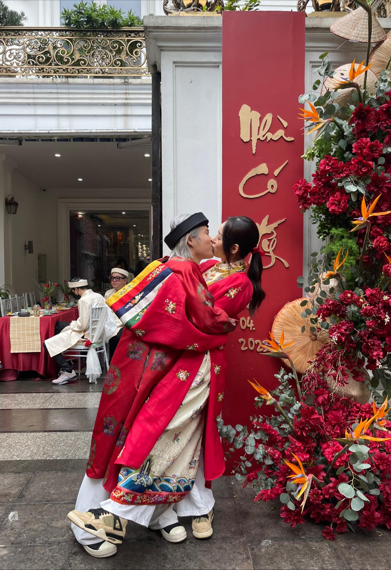 Quán quân Rap Việt mùa 2 Seachains bất ngờ cưới vợ | VTV.VN