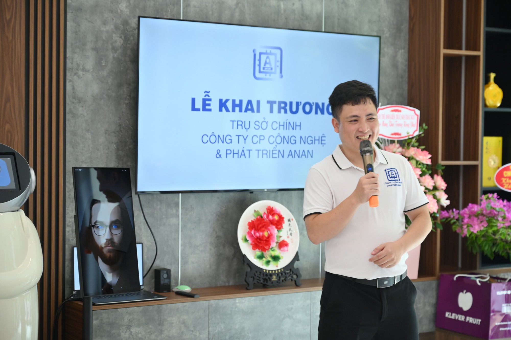 Ra mắt phiên bản thử nghiệm robot AI dạy học Anan và camera đánh giá ...