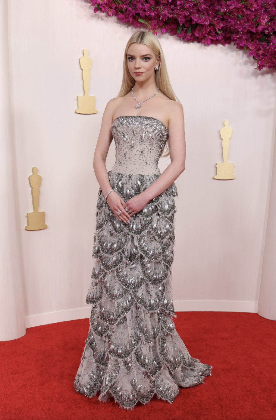 Thảm đỏ Oscar 2024: Margot Robbie khoe vẻ quyến rũ, Ariana Grande hoá ...