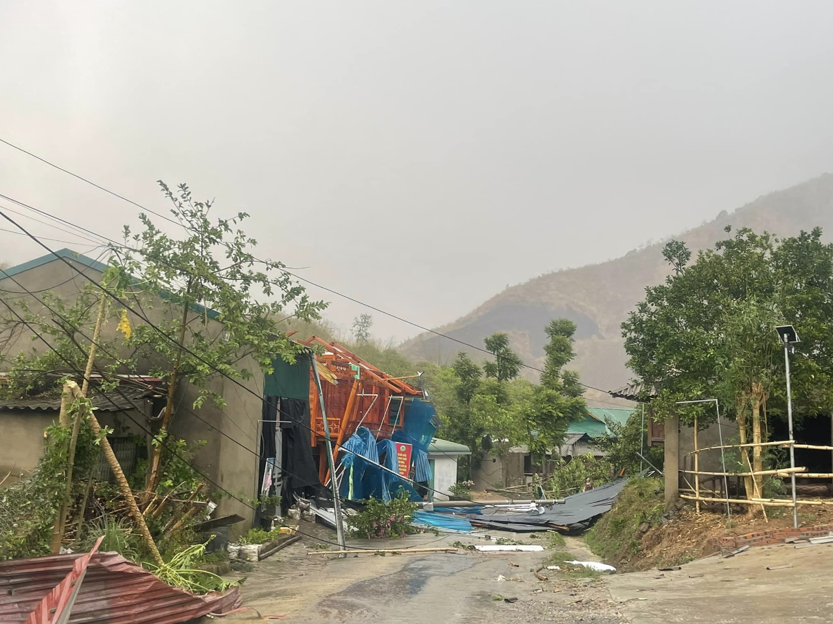 Vùng núi Thanh Hóa mưa đá, giông lốc mạnh