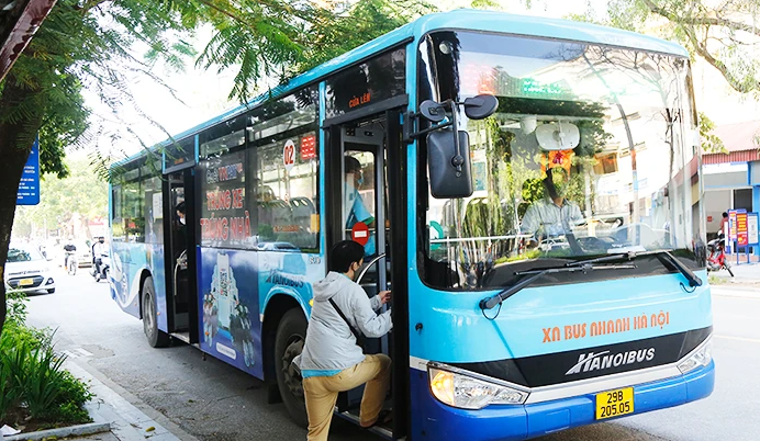 Đi xe bus bằng vé điện tử từ hôm nay (3/4): Đăng ký và gia hạn ra sao?