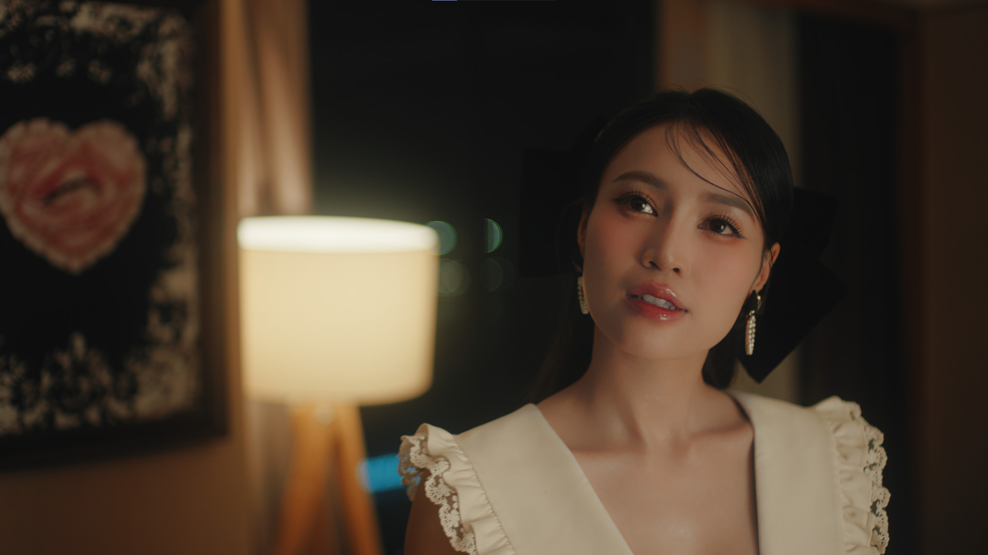 MV Moonlight có gì ngoài nhan sắc các Chị Đẹp?