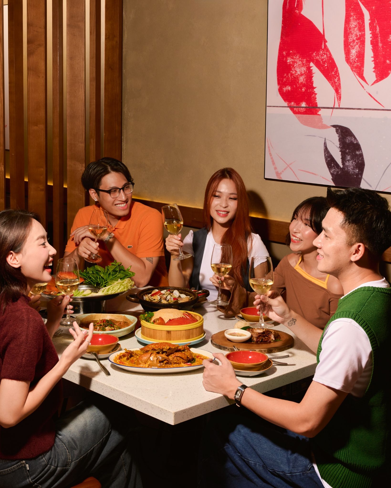 Hanoi foodaholics enjoy famous Ca Mau crab in flavorful Thai curry ...