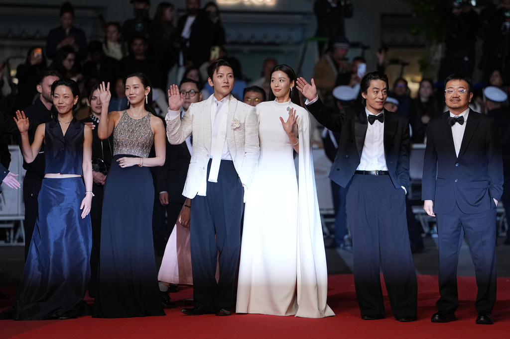 Phim của Jun Ji Hyun và Ji Chang Wook nhận tràng pháo tay nhiệt liệt ...