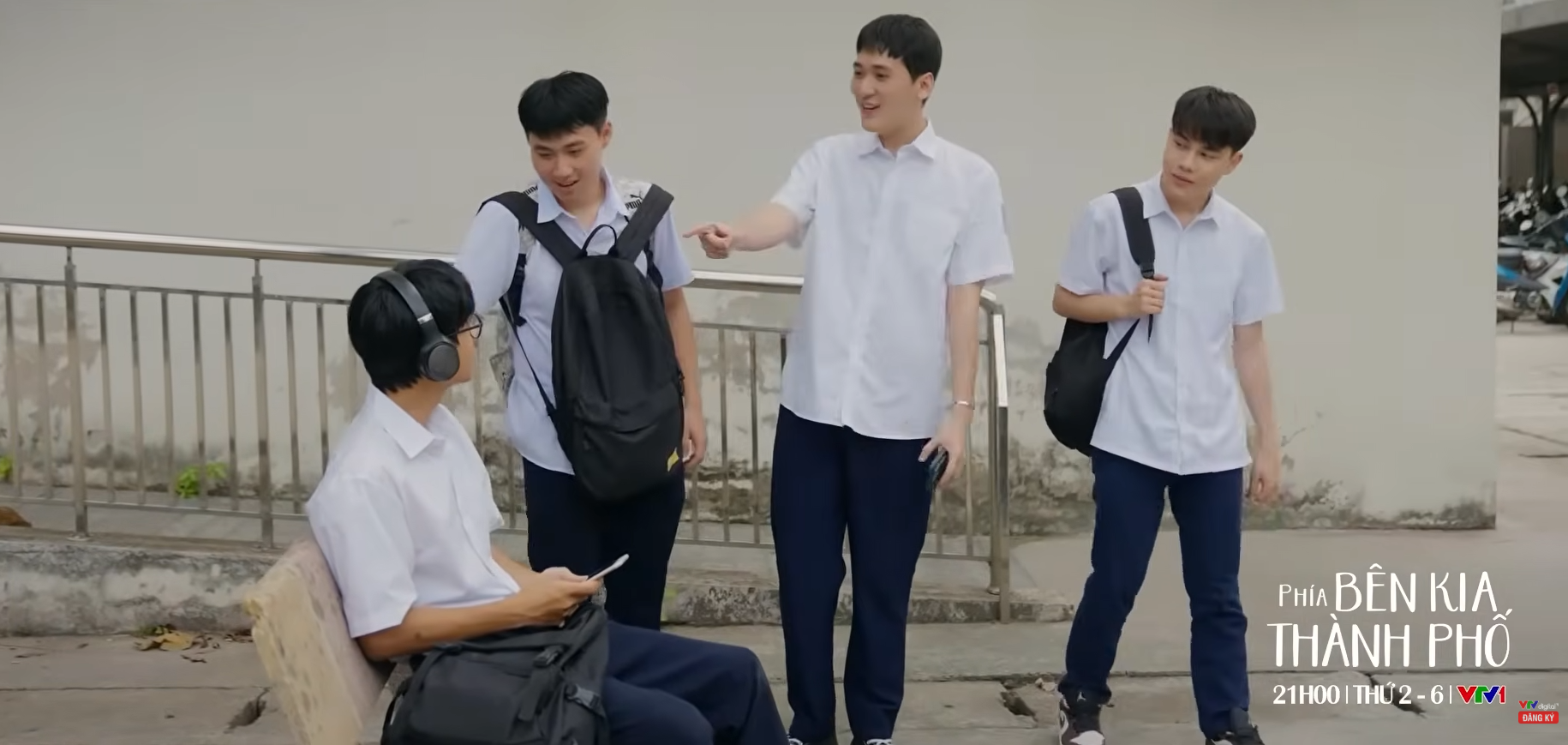The Other Side of the City - Volume 1: Khue is bullied by her friends.