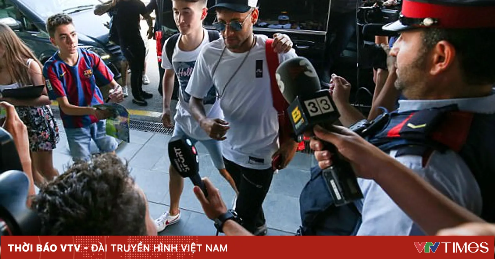 Vì sao Neymar từ chối bắt tay và đổi áo đối thủ?