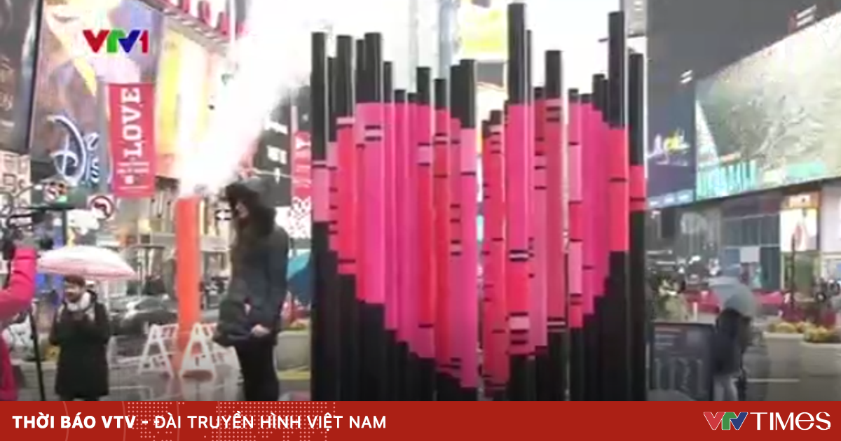 Biểu tượng trái tim Valentine tại Quảng trường Thời đại | VTV.VN