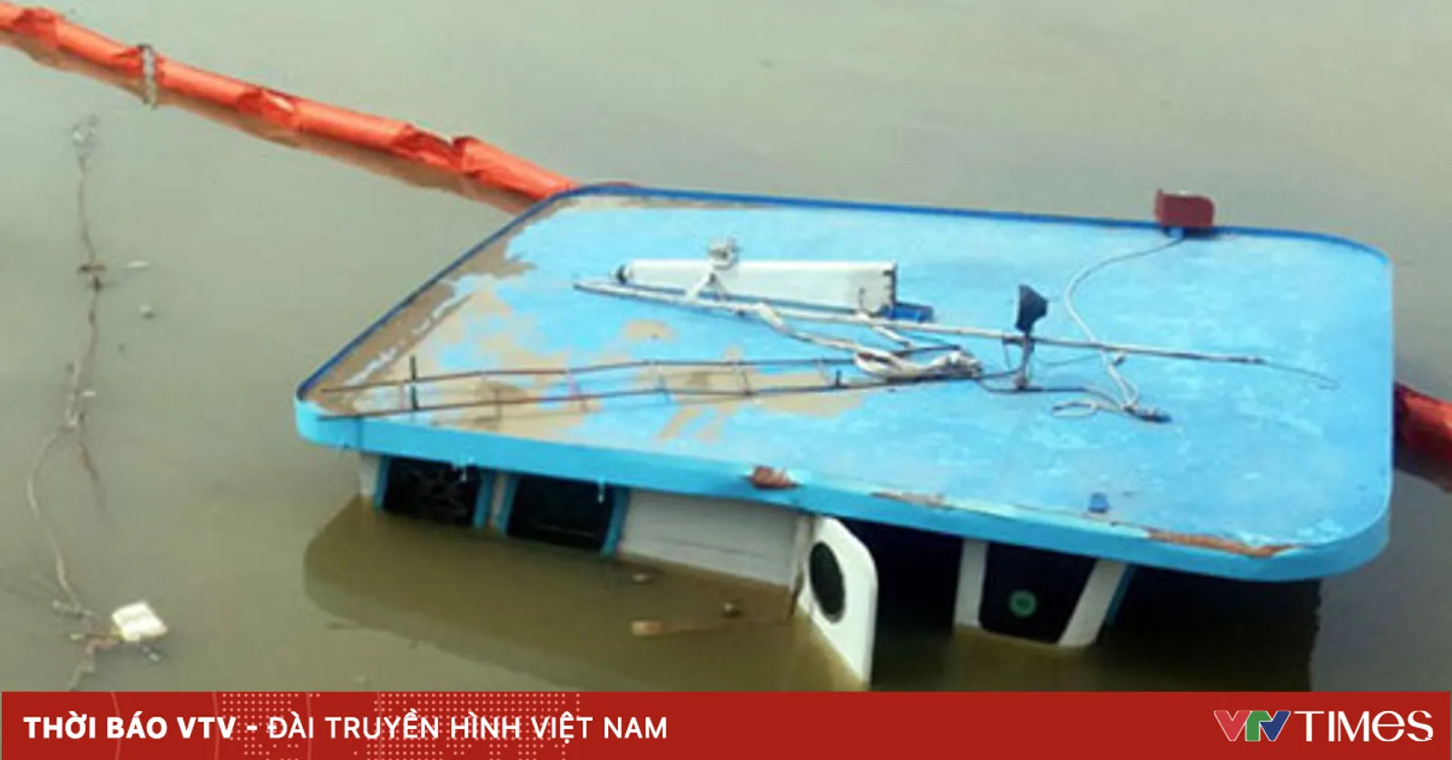 Lốc xoáy nhấn chìm sà lan, 2 người thiệt mạng