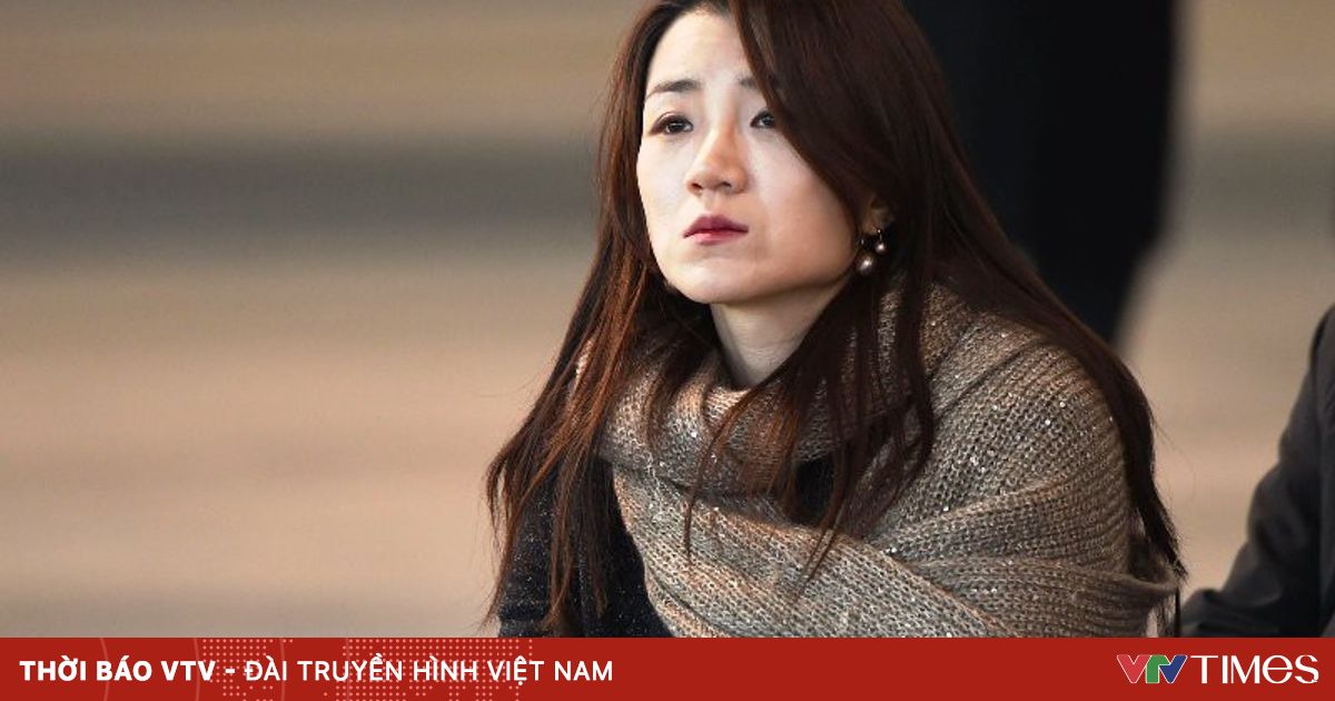 Con gái Chủ tịch Korean Air ném chai nước vào mặt nhân viên