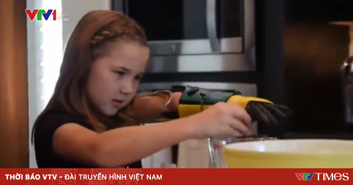 Cô bé khuyết tật 8 tuổi có thể tự đi xe đạp nhờ cánh tay giả