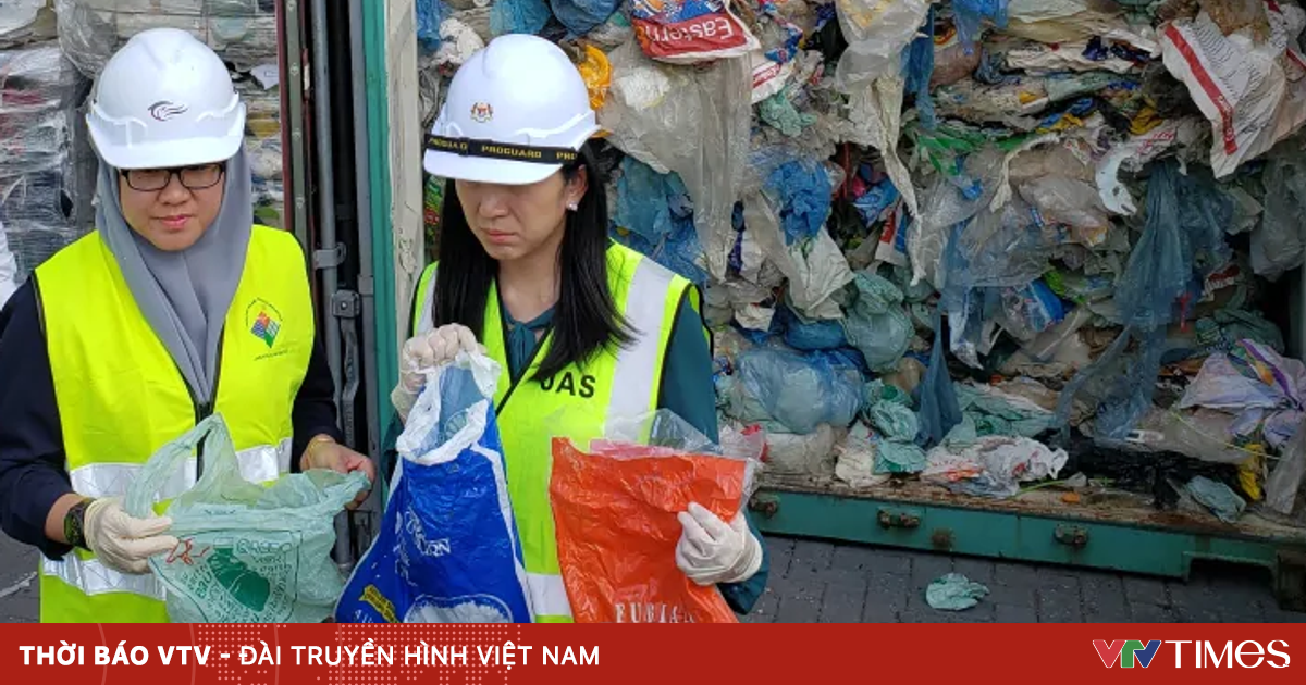 Malaysia tiếp tục gửi trả hơn 100 container rác thải nhựa