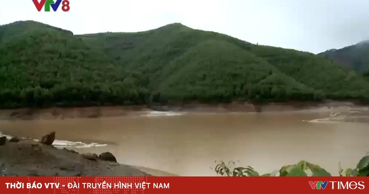 Nguy cơ vỡ đê vùng lũ | VTV.VN