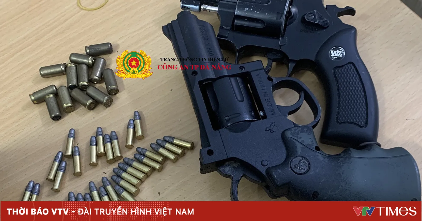Tiếp nhận 2 khẩu súng và hàng chục viên đạn do người dân phát hiện ...