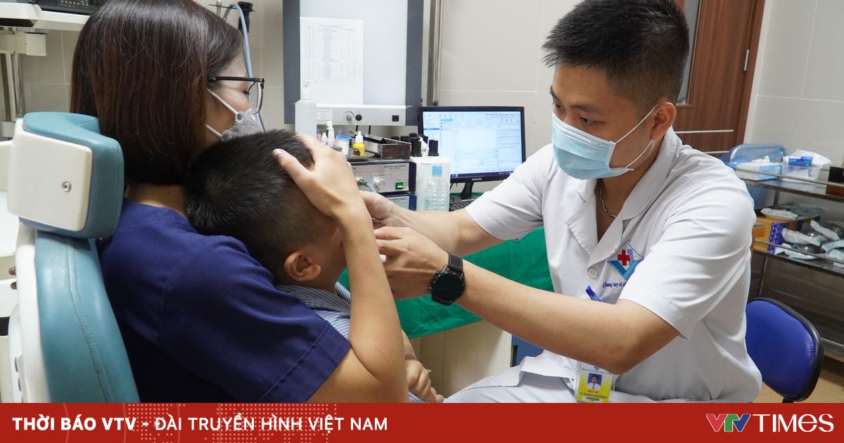 Gắp viên bi sắt trong mũi bé trai 4 tuổi