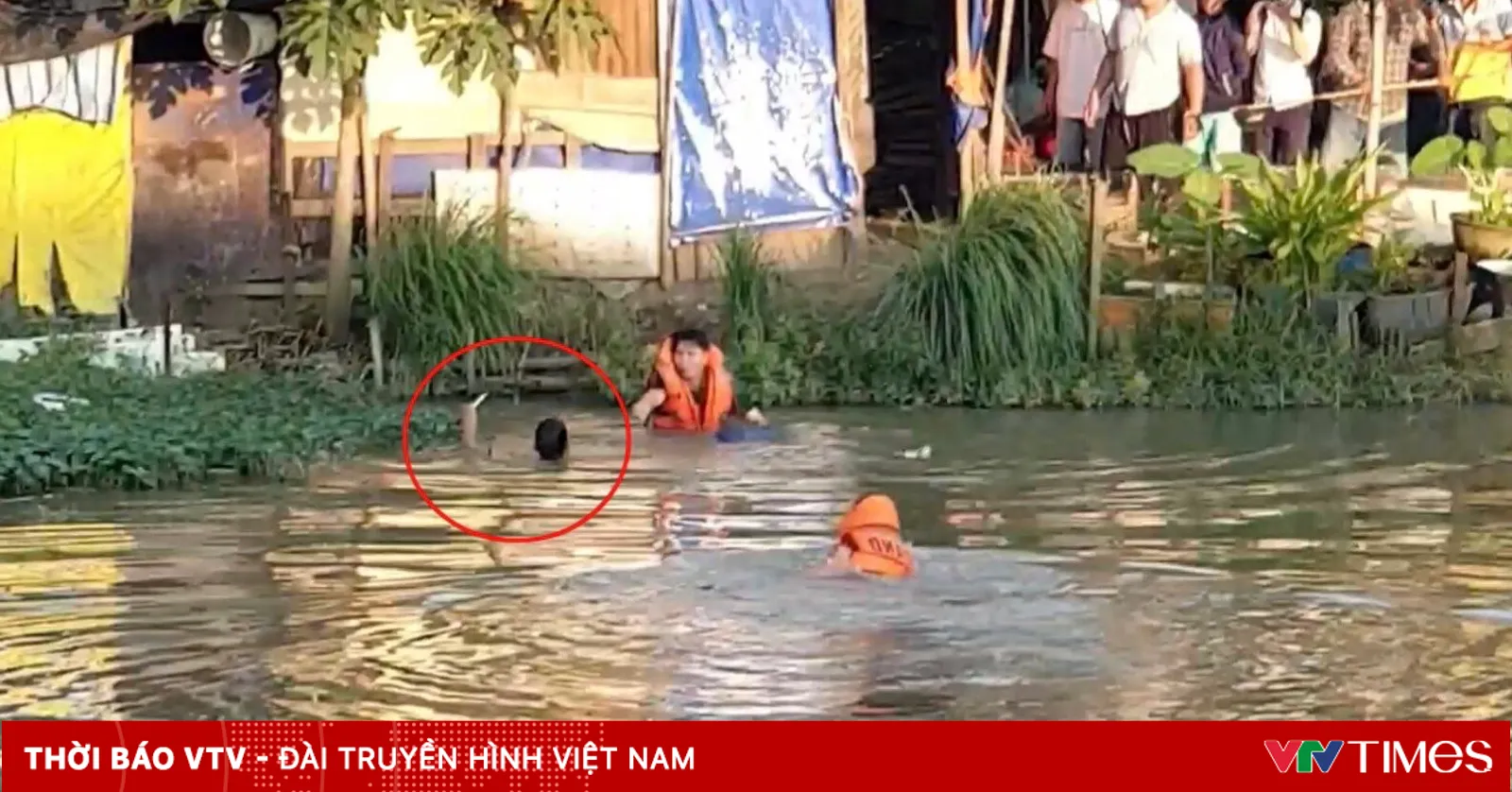 Nghi ngáo đá, thanh niên vác dao la hét rồi nhảy xuống kênh