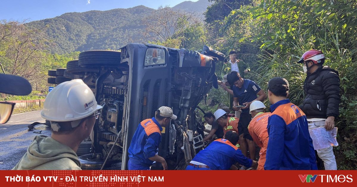 Xe bồn lật trên đường đèo Hải Vân, tài xế mắc kẹt trong cabin