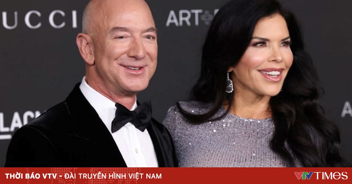 Jeff Bezos cầu hôn bạn gái với nhẫn kim cương 20 cara