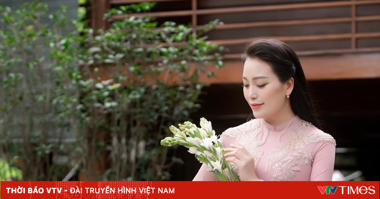 Sao Mai Huyền Trang ra MV "Nợ ân tình để tìm hình của nước"