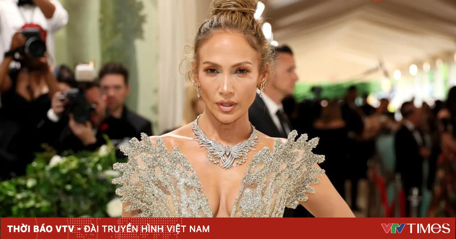 Jennifer Lopez lung linh trong bộ váy xuyên thấu, đeo vòng kim cương ...