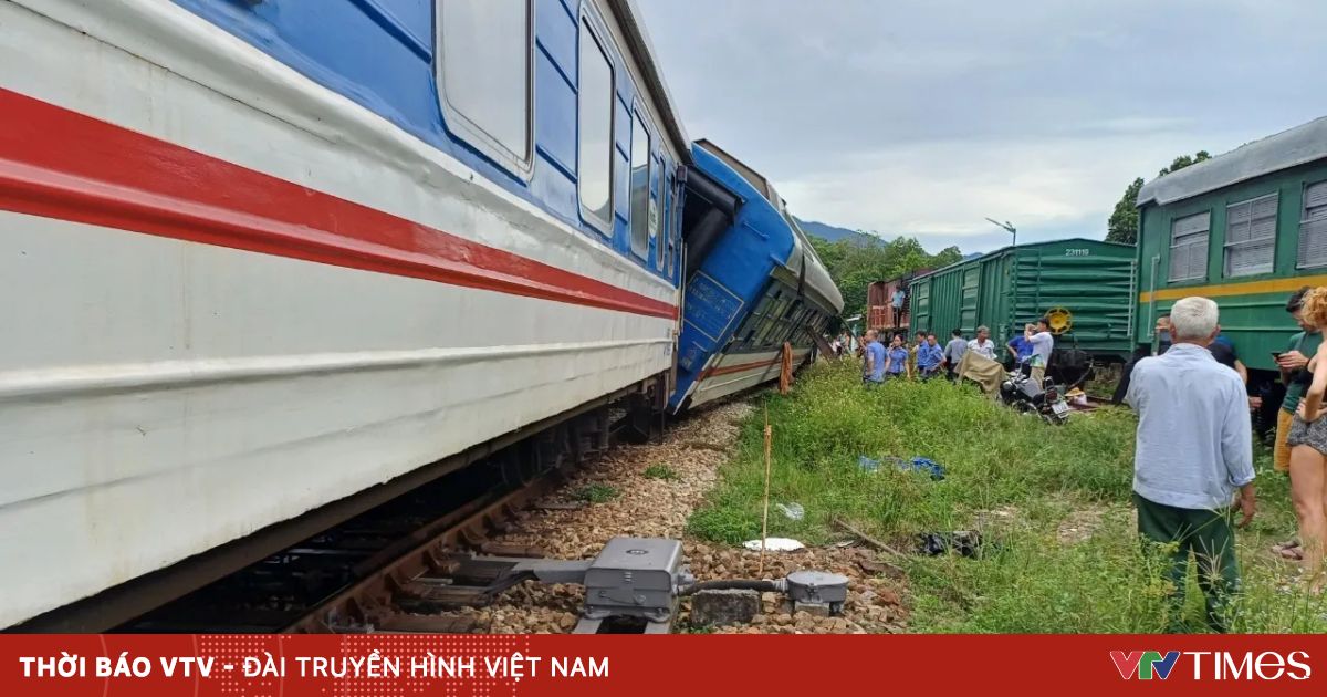 Đường sắt Bắc - Nam tê liệt vì 2 toa tàu trật bánh dưới chân đèo Hải Vân