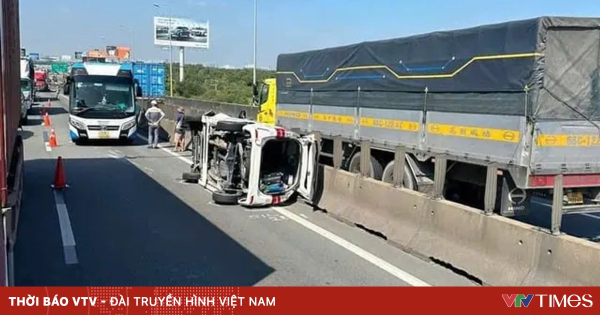 Va chạm với xe khách, xe 7 chỗ lật nghiêng trên đường cao tốc