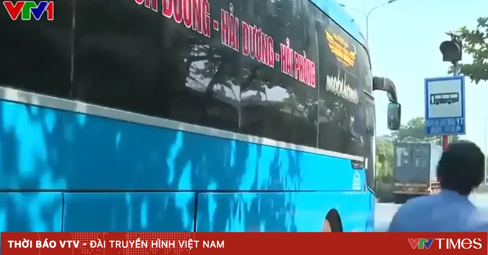 Nhà chờ xe bus nằm giữa Quốc lộ 5 tăng nguy cơ tai nạn
