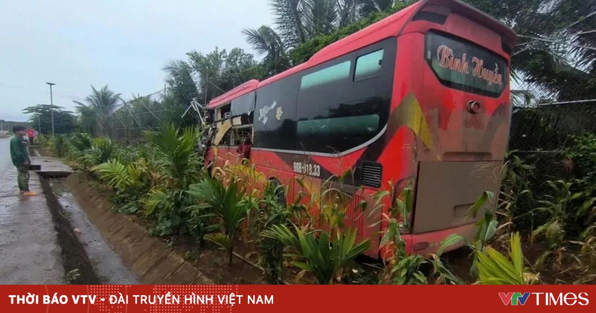 Bình Phước: Hai xe khách va chạm trực diện, một tài xế tử vong tại chỗ