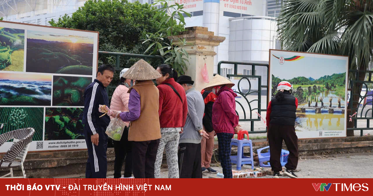 Cổ động viên xếp ghế giữ chỗ chờ mua vé xem trận bán kết của ĐT Việt ...