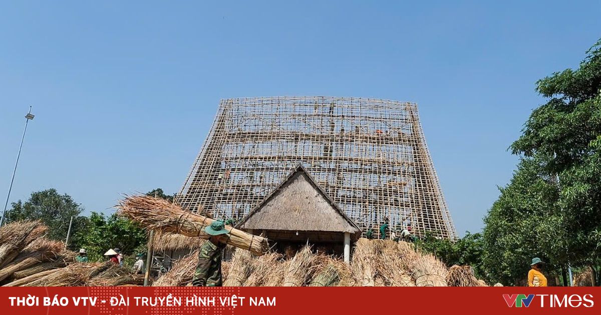 Đồng bào Ba Na dựng nhà rông lớn nhất Tây Nguyên