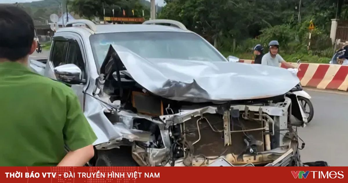 Người dân vây bắt tài xế xe bán tải gây tai nạn rồi bỏ chạy