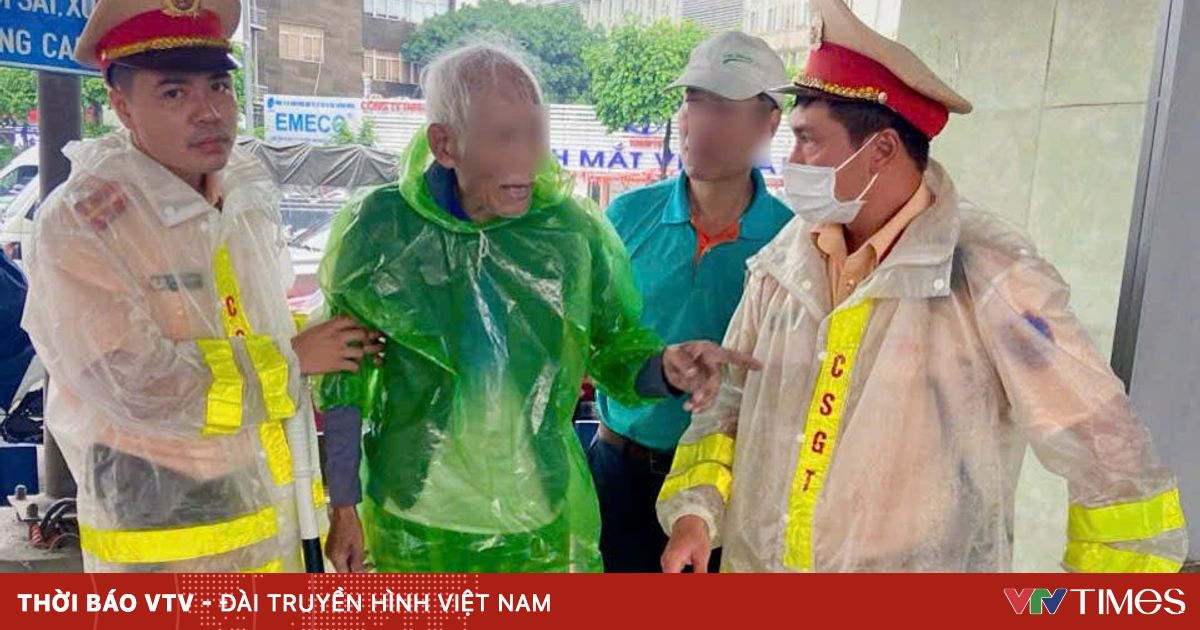 CSGT Hà Nội giúp cụ ông 84 tuổi đi lạc dưới mưa bão về với gia đình an toàn