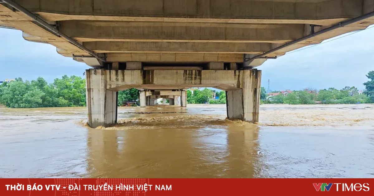 Lũ trên nhiều sông ở miền Bắc vượt báo động 3, nguy cơ sạt lở bờ sông