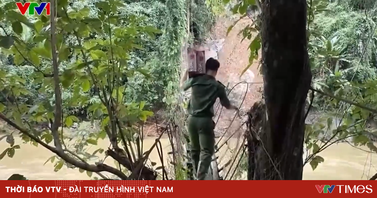 Công an, dân quân băng rừng, cõng lương thực tiếp tế cho người dân vùng sạt lở Đà Nẵng