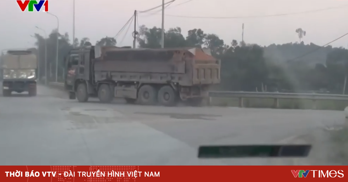 Xe chở đất đá quá tải làm rơi vãi vật liệu trên đường Hồ Chí Minh gây ô ...