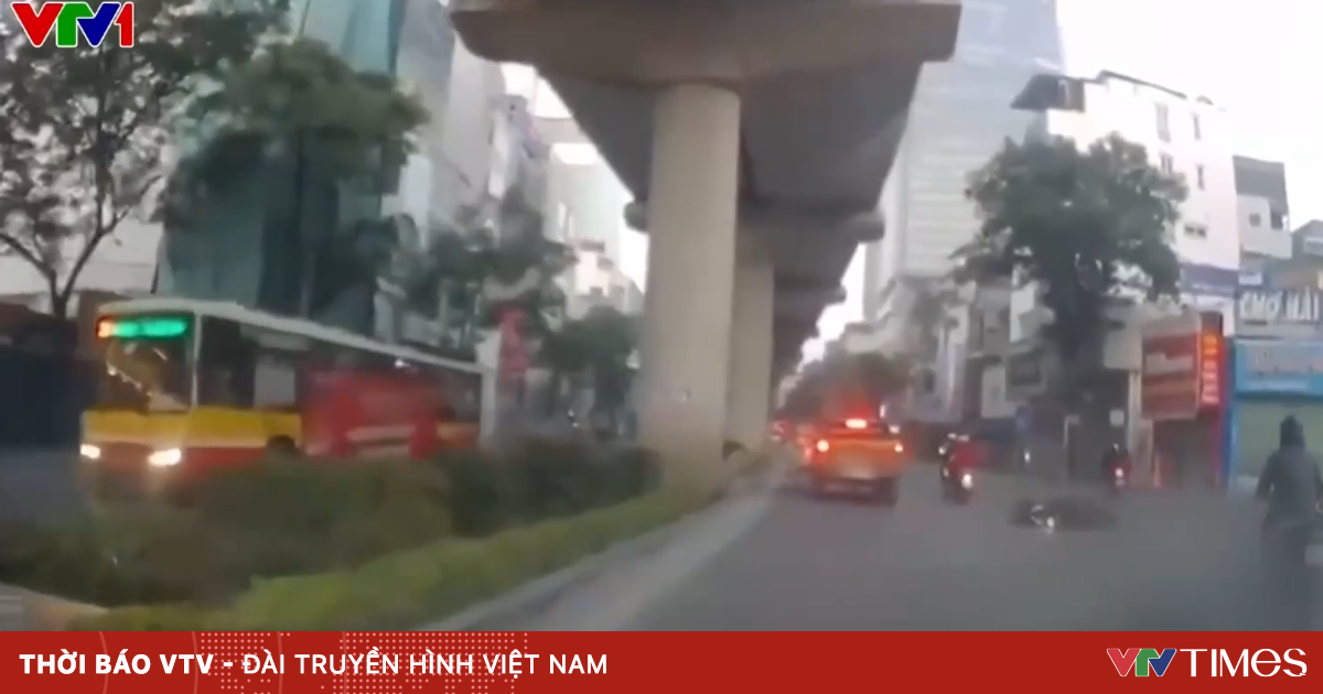 Sau cú phanh gấp, người đi xe máy ngã xuống đường, bị ô tô bán tải chèn ...