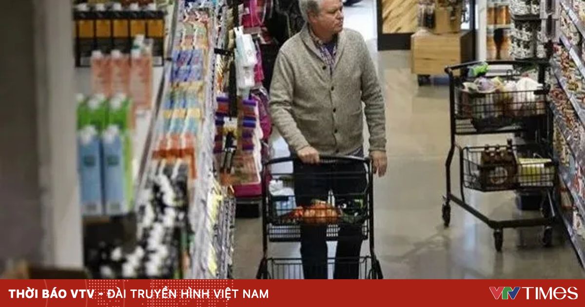 Giá cả neo cao buộc nhiều hộ gia đình Mỹ thắt chặt chi tiêu